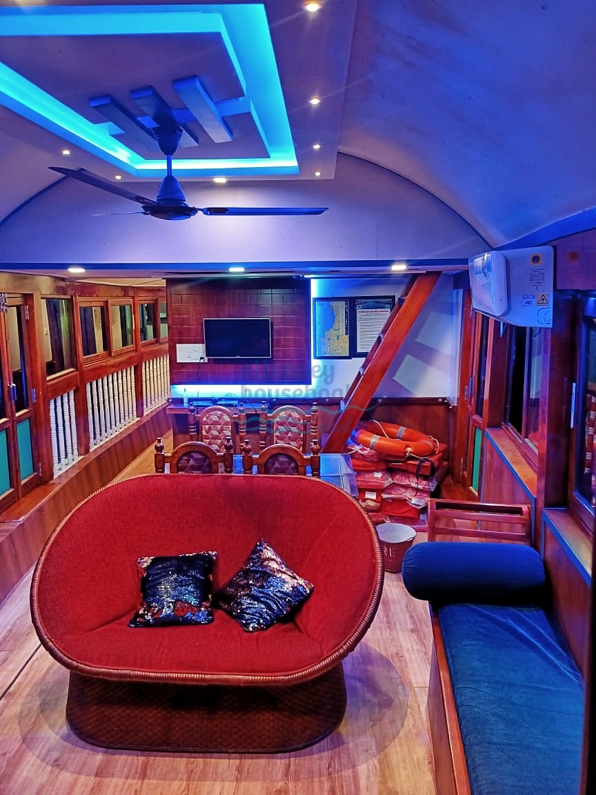 Unbeatable Experience in a 1 Bedroom Deluxe Houseboat with Upper Deck ...