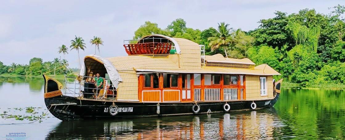 Unbeatable Experience in a 1 Bedroom Deluxe Houseboat with Upper Deck ...