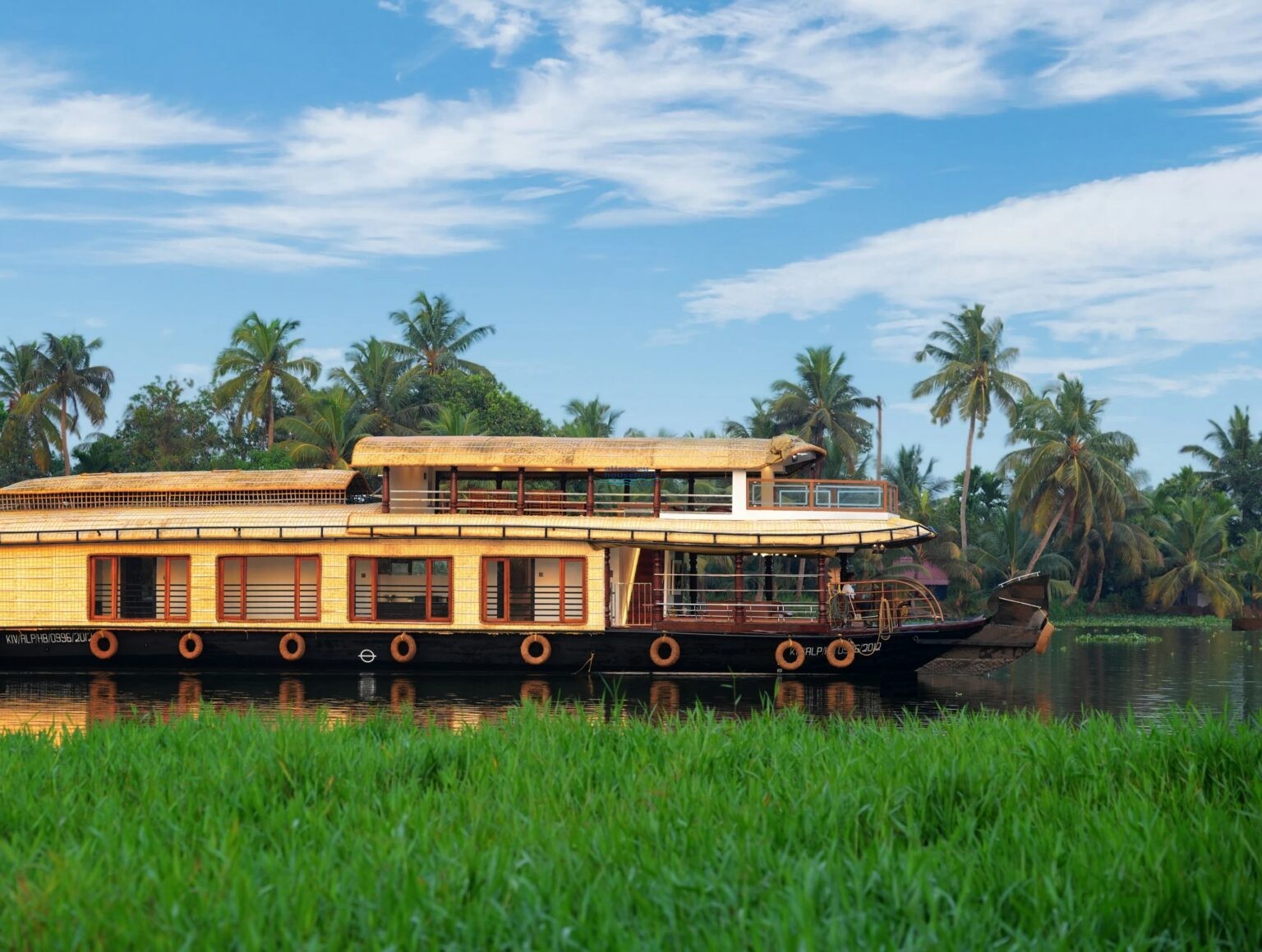 Unmatched Comfort: 3 Bedroom Deluxe Houseboat with Upper Deck & WiFi in ...