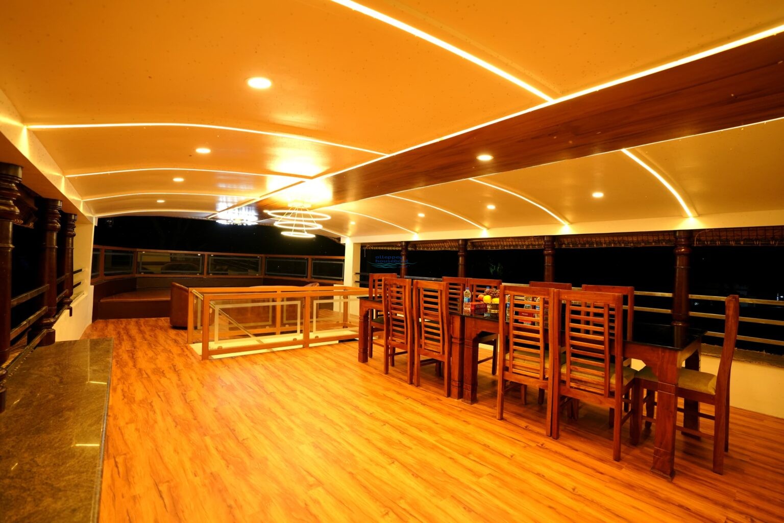 Unmatched Comfort: 3 Bedroom Deluxe Houseboat with Upper Deck & WiFi in ...