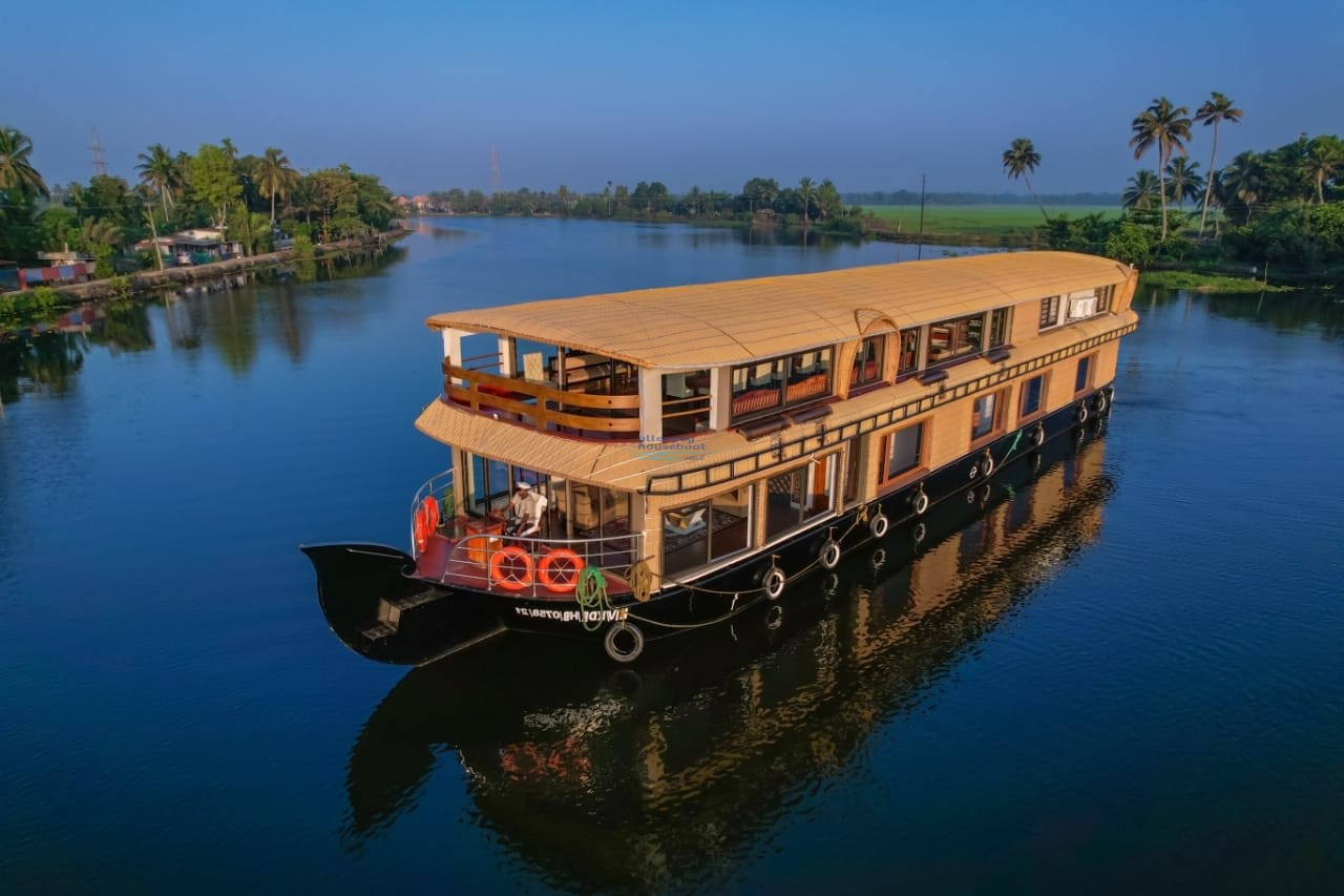 6 Bedroom Ultra Luxury Houseboat with Upper Deck – The Ultimate ...