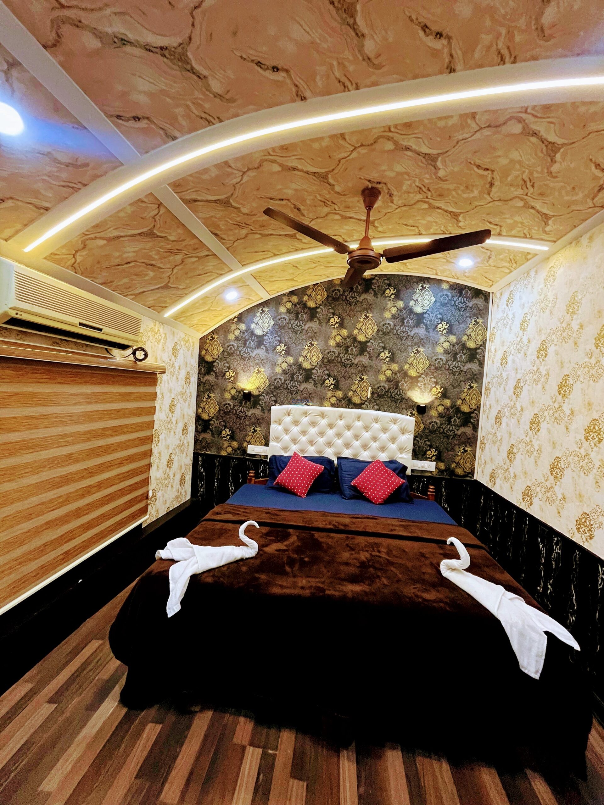 1 Bedroom Super Deluxe Houseboat with Upperdeck - Alleppey Houseboat Club