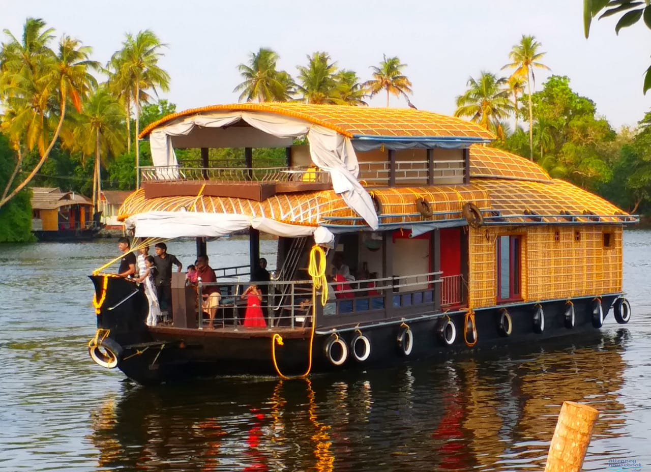 1 Bedroom Deluxe Houseboat with Upper deck – Explore Alleppey Backwaters