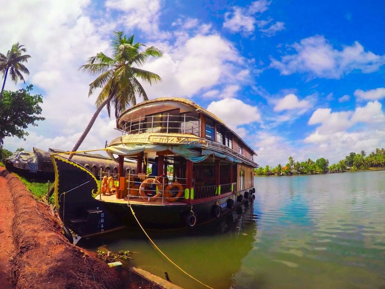 Deluxe 3 Bedroom Houseboat with Upperdeck - Alleppey Houseboat Club