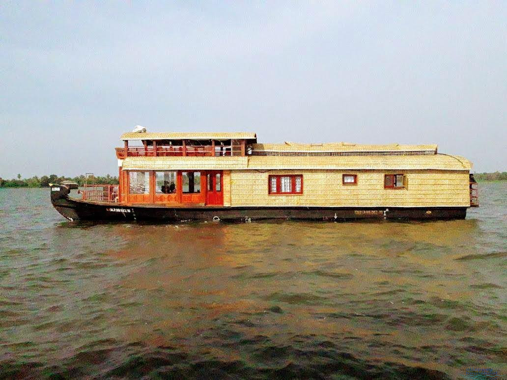1 Bedroom Glass Covered Deluxe Houseboat with Upperdeck - Alleppey ...