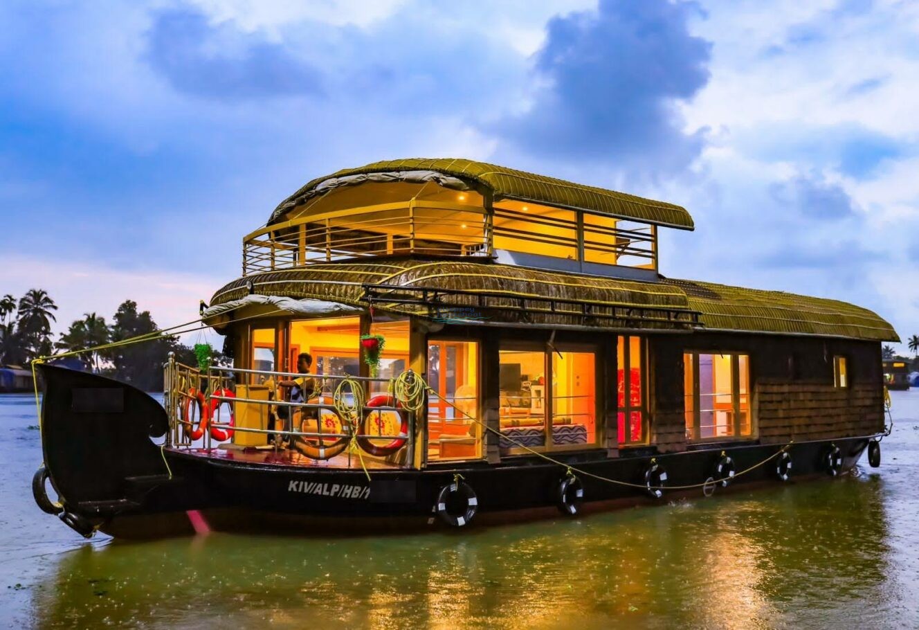 Unmatched Experience: 1 Bedroom Premium Houseboat with Upper Deck in ...