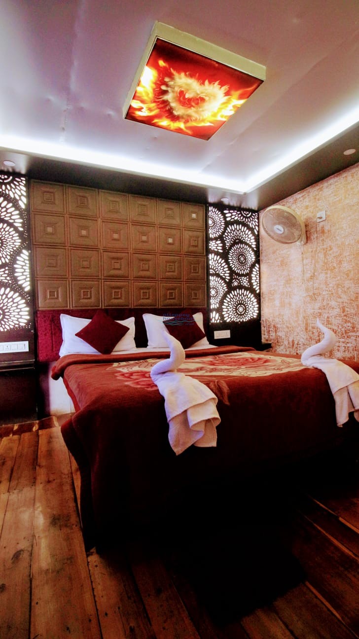 4 Bedroom Super Deluxe Houseboat with Upper Deck - Alleppey Houseboat Club