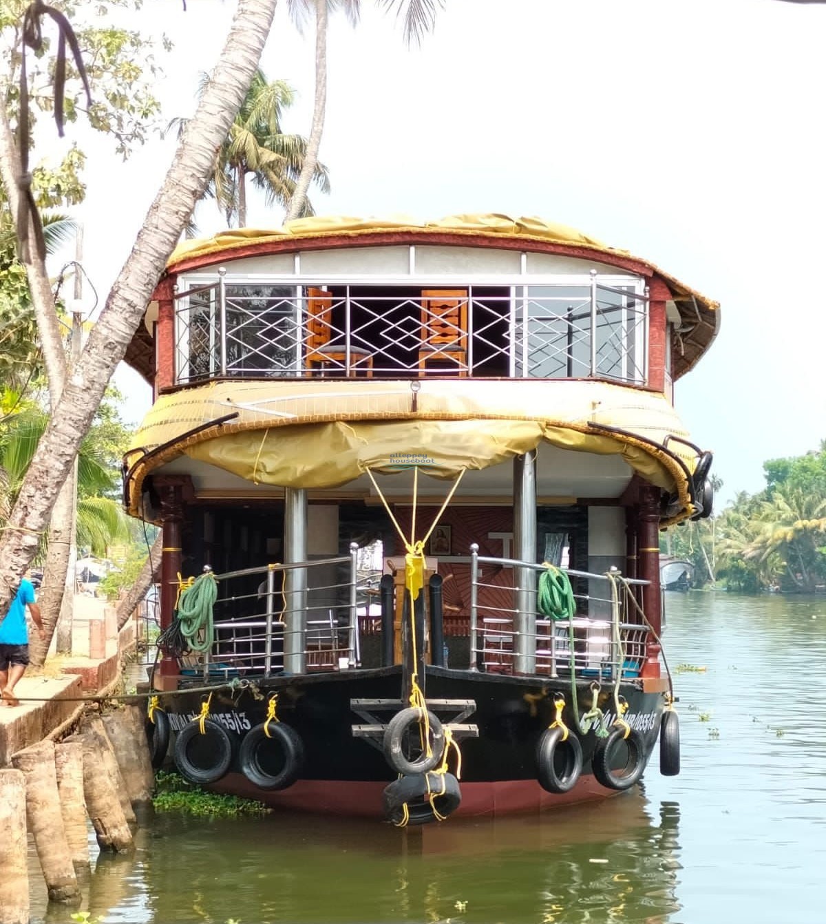 Meemorable Getaway: 5 Bedroom Deluxe Houseboat with Upper Deck in Alleppey