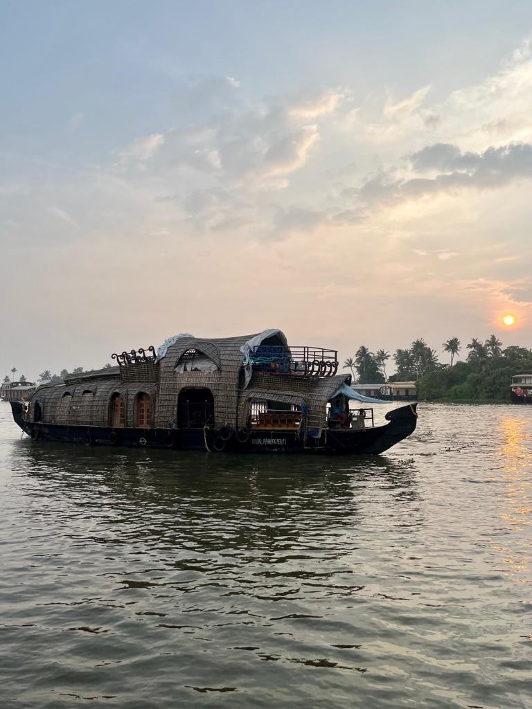 Traditional 1 Bedroom Deluxe Houseboat with Special Upperdeck ...