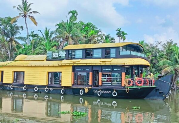 Experience Unmatched Comfort on the 2 Bedroom Super Premium Houseboat ...