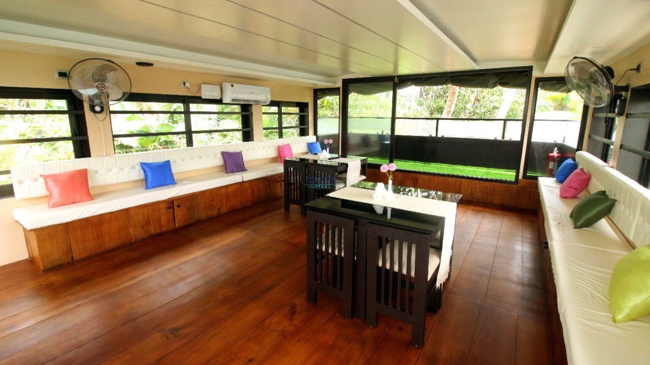 Experience Unmatched Comfort on the 2 Bedroom Super Premium Houseboat ...