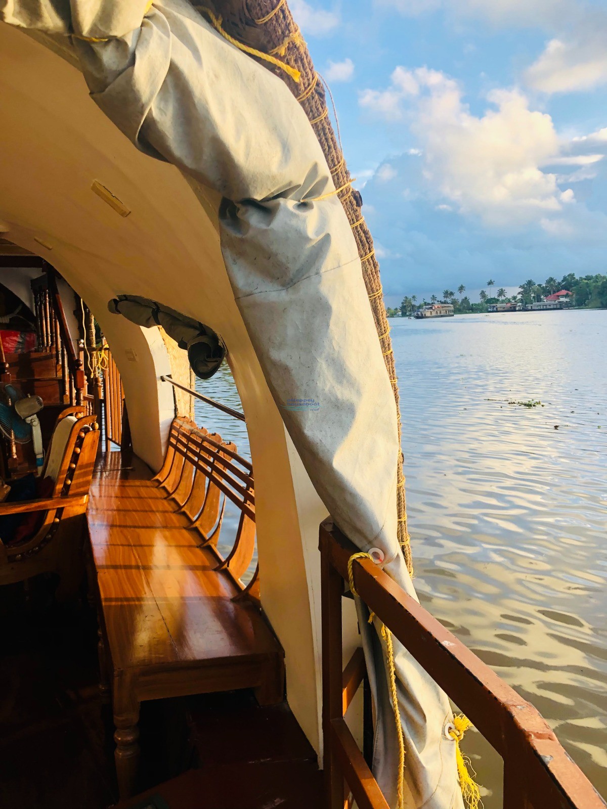 Traditional 1 Bedroom Deluxe Houseboat with Special Upperdeck ...