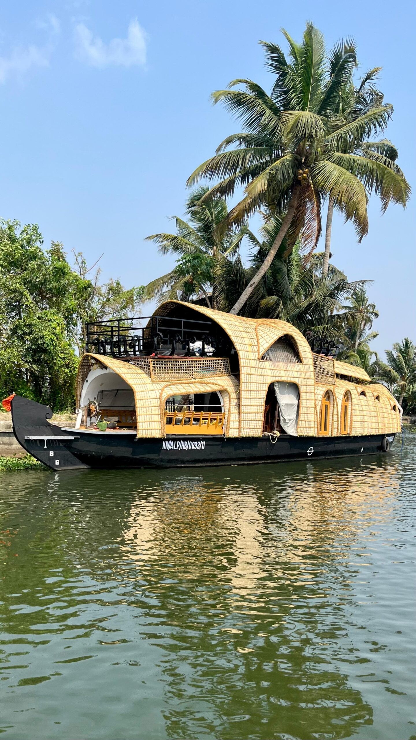 Traditional 1 Bedroom Deluxe Houseboat in Alleppey – A Perfect ...
