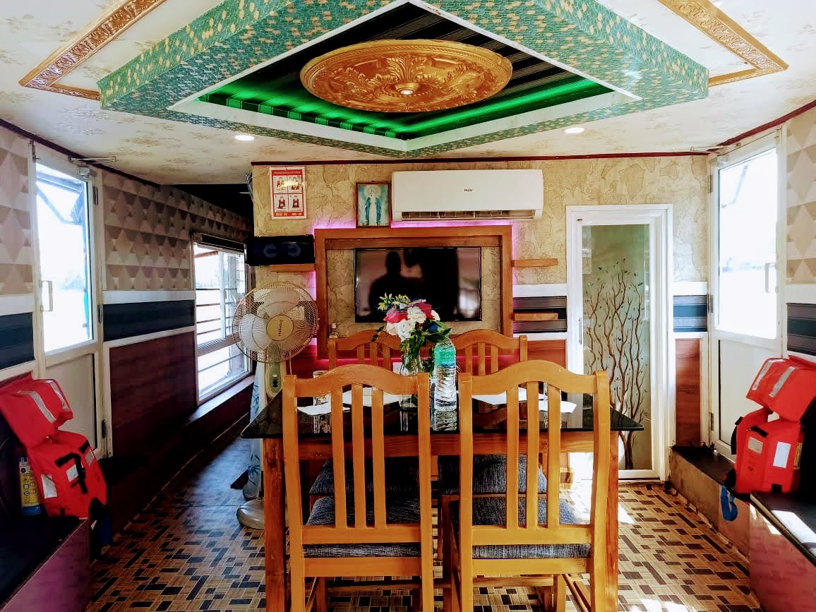 1 Bedroom Deluxe Houseboat with Upper Deck: Unwind in the Serene ...