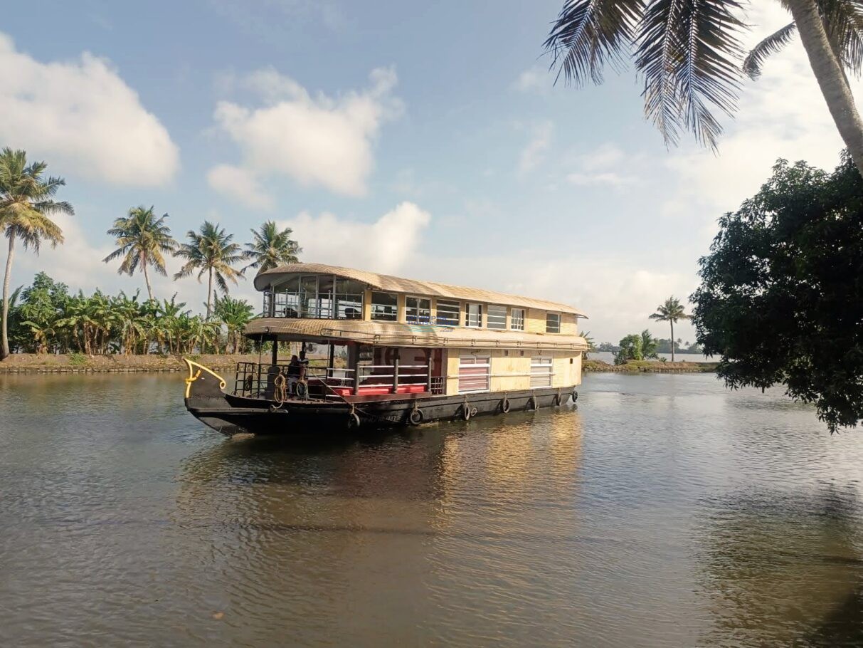 3 Bedroom Deluxe Houseboat with Upper Deck - Alleppey Houseboat Club