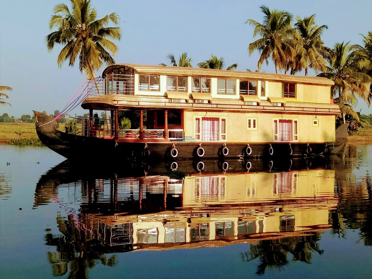 3 Bedroom Premium Houseboat with Upperdeck - Alleppey Houseboat Club