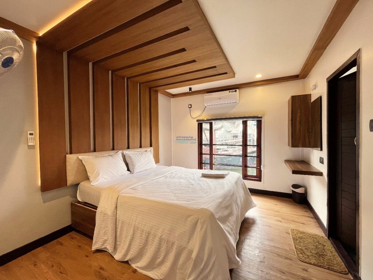 3 Bedroom Deluxe Houseboat with Upper Deck - Alleppey Houseboat Club