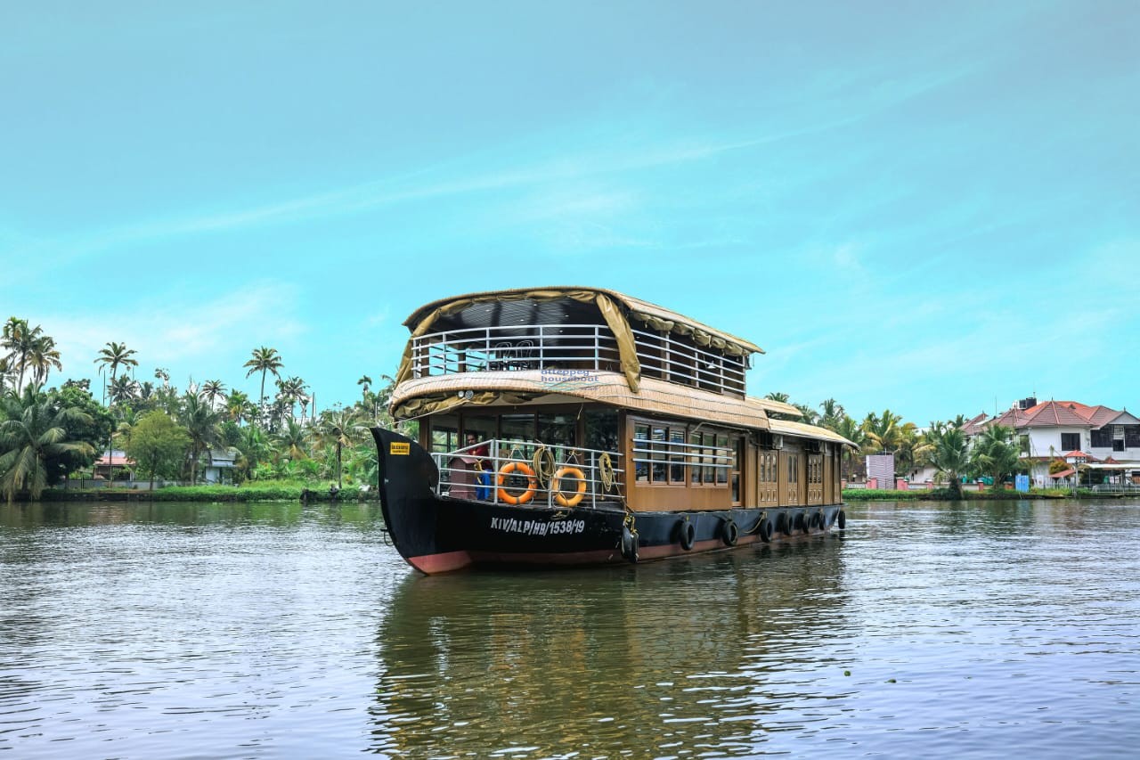 Memorable Experience on a 2 Bedroom Premium Houseboat with Upper Deck ...