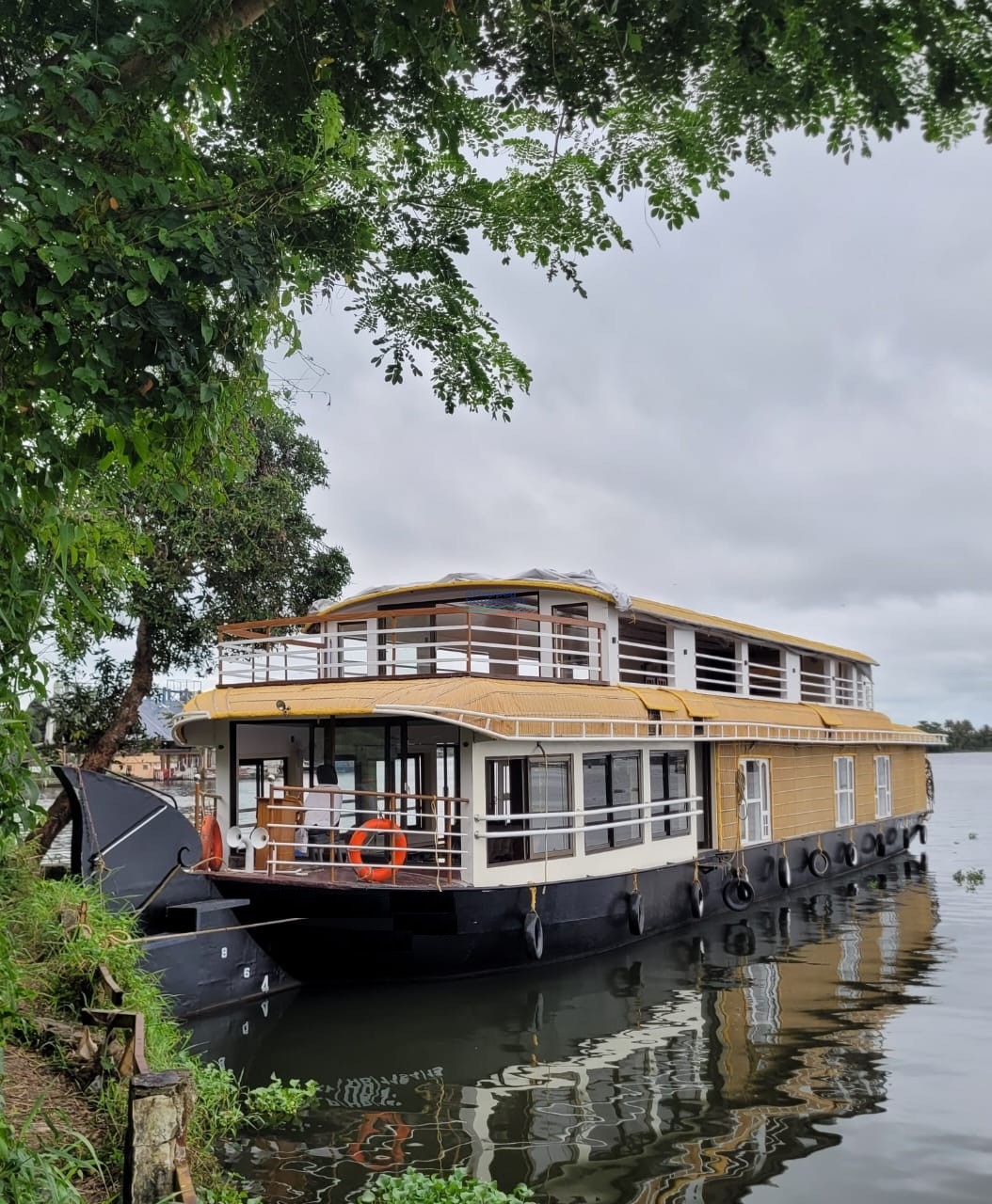 Memorable Backwater Escape: 3 Bedroom Deluxe Houseboat with Upper Deck ...