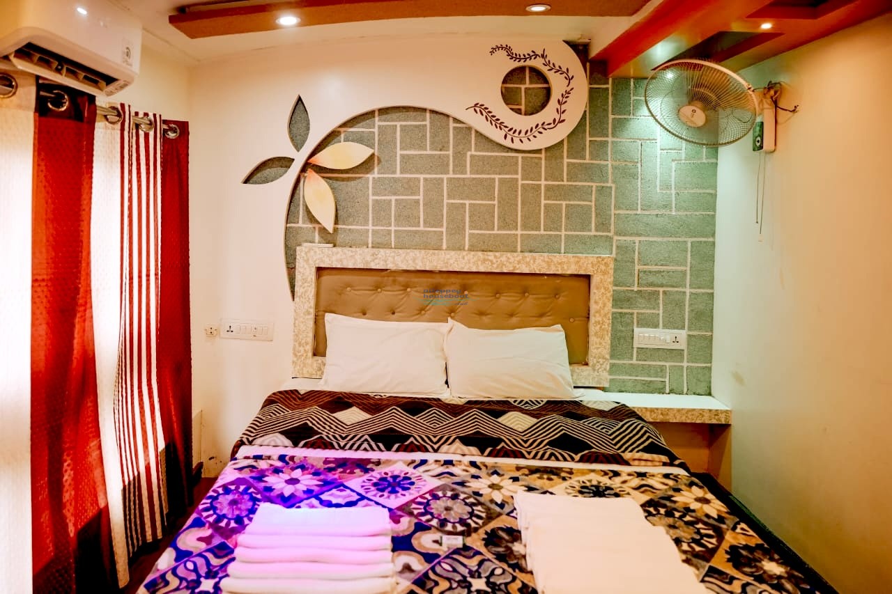 Discover the Serenity of Alleppey: 1 Bedroom Deluxe Houseboat