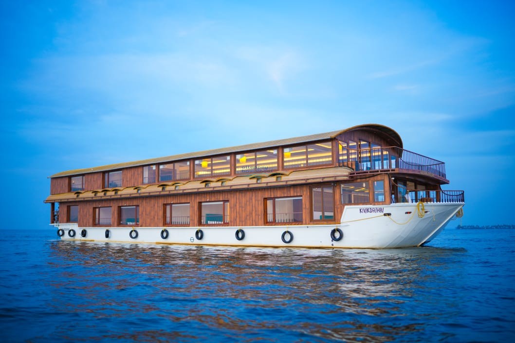 14 Bedroom Luxury Houseboat With Upperdeck In Alleppey - Alleppey ...